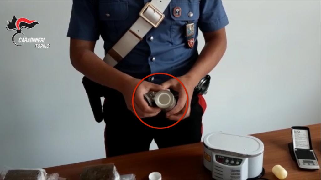 Come dei fattorini consegnavano droga a domicilio nascosta nelle ... Come dei fattorini consegnavano droga a domicilio nascosta nelle ...