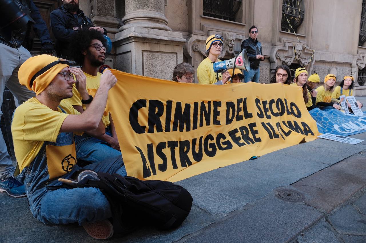 Torino: Attivisti vestiti da Minions bloccano l'ingresso del Consiglio ... Torino: Attivisti vestiti da Minions bloccano l'ingresso del Consiglio ...